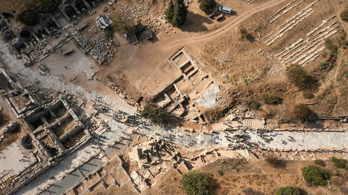 Ephesos: Über 1.400 Jahre alter Stadtteil unter Brandschicht entdeckt ...